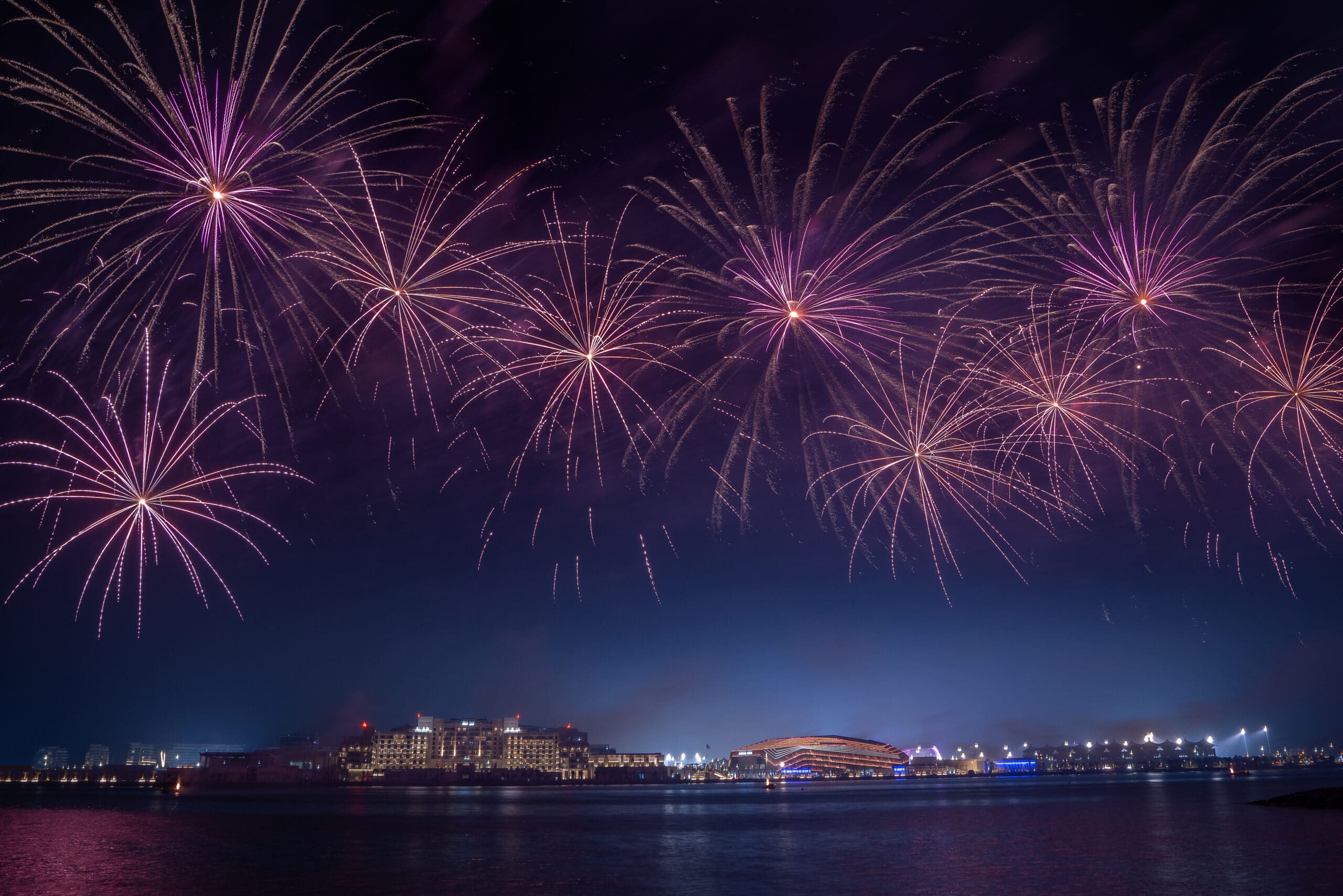 Sensational fireworks spectacle lights up Yas Island – Luxsure